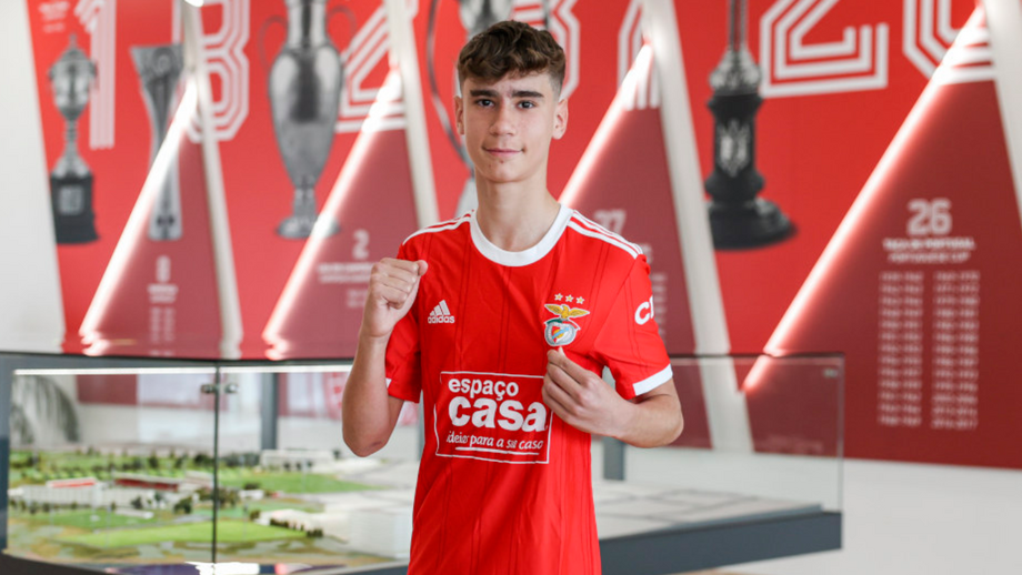 Simão Constantino assina contrato de formação com o Benfica - Benfica ...