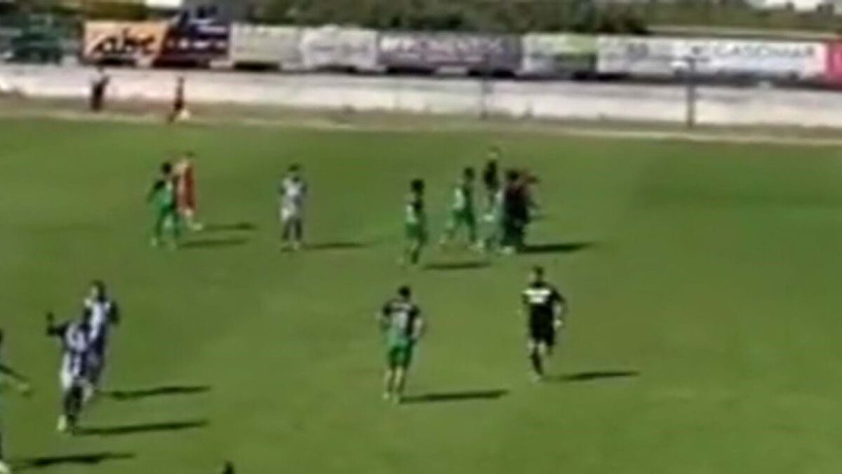 Jogador do Ericeirense marca golo 'acampado' e árbitro valida ...