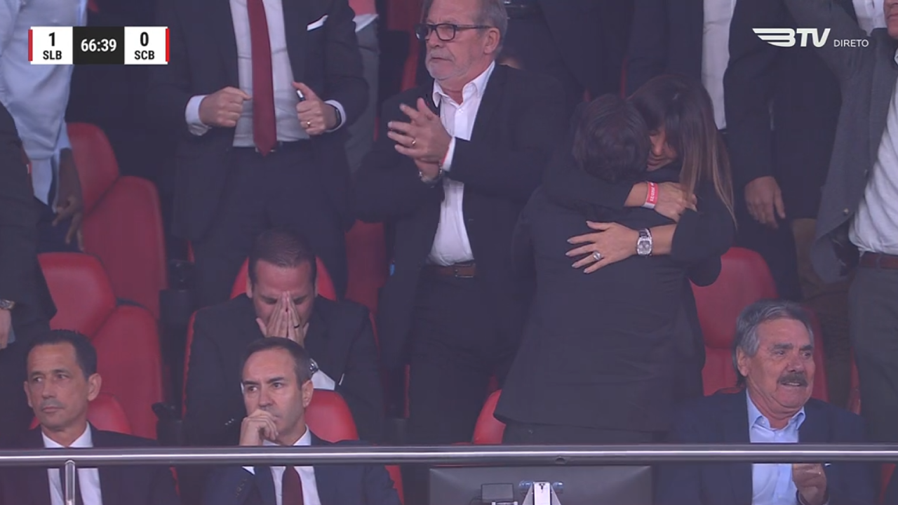 As reações ao golo do Benfica: Rui Costa abraça esposa e Rui Pedro Braz ...