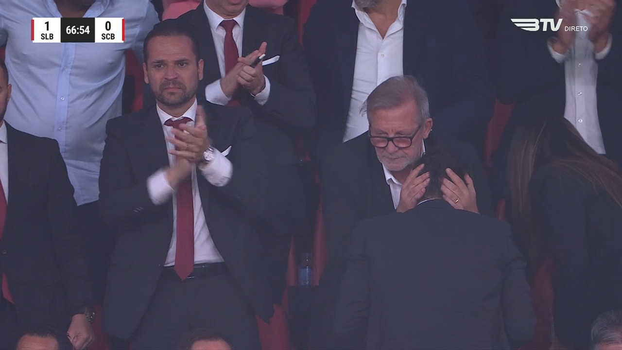 As reações ao golo do Benfica: Rui Costa abraça esposa e Rui Pedro Braz ...