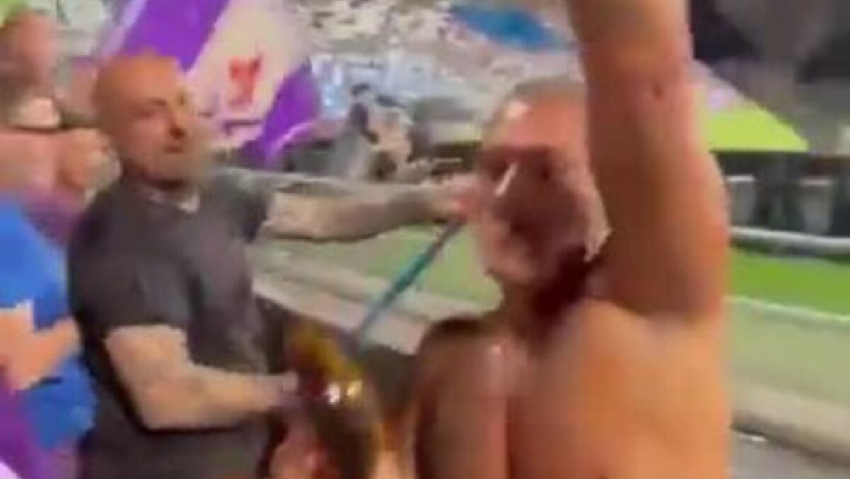 Insólito Adepto Da Fiorentina Pescou Peixe No Fosso Do Estádio Do