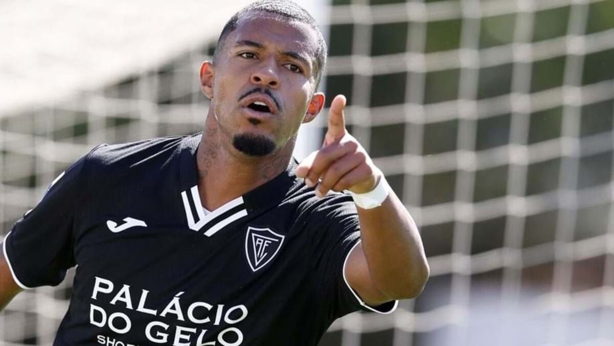 André Clóvis eleito melhor jogador da 2.ª Liga em 2022/23 - Ac. Viseu ...