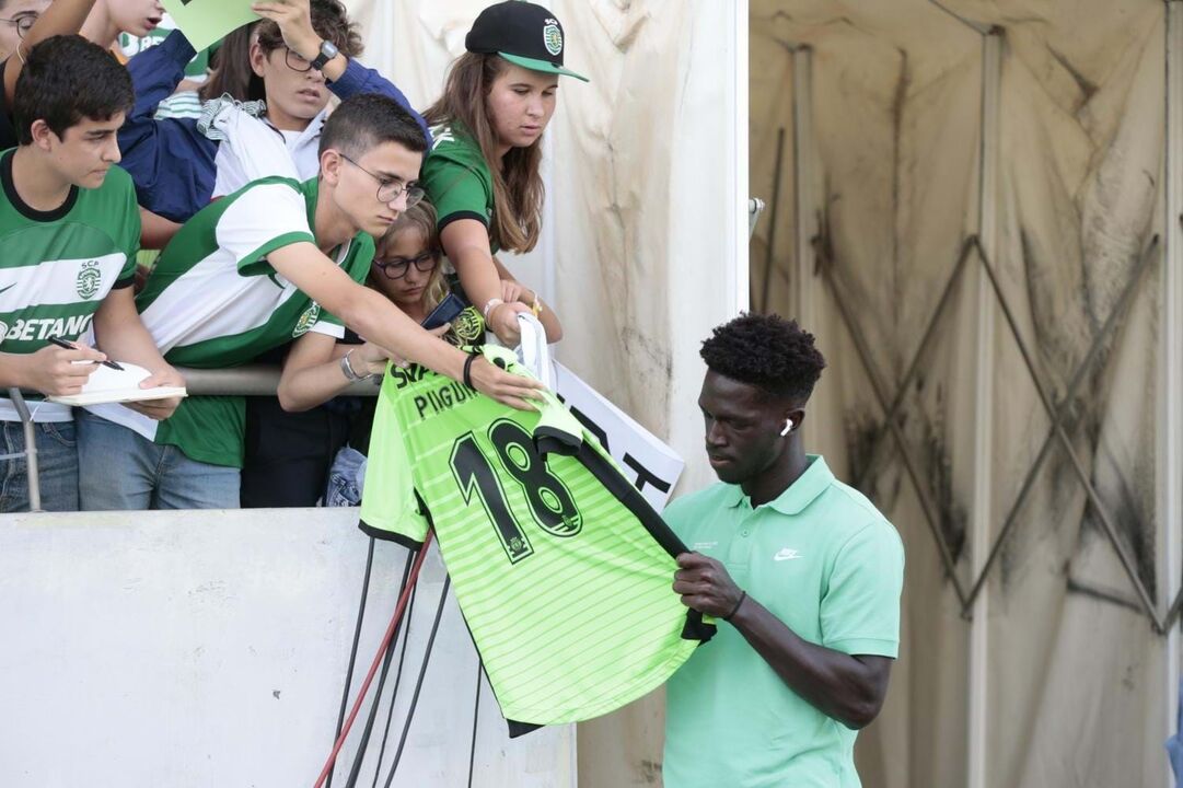 Selfies, cartazes e muito apoio: adeptos do Sporting matam saudades dos ...