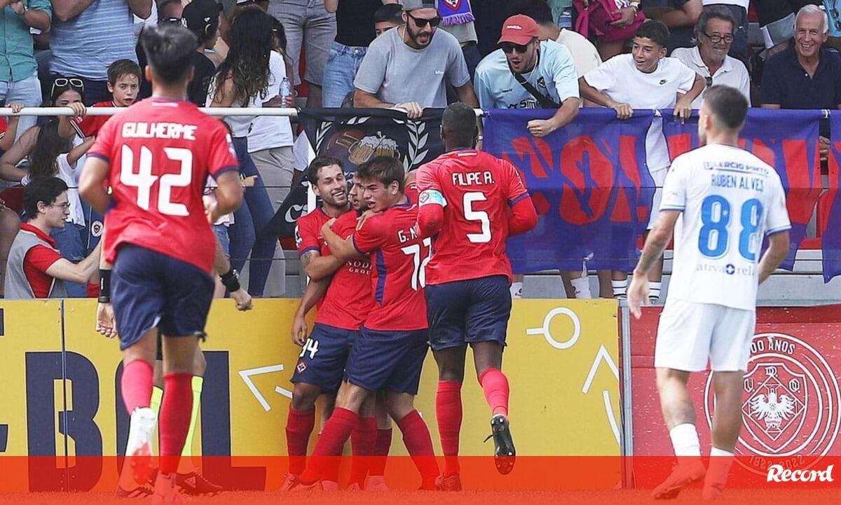 Oliveirense-Feirense, 3-1: Dérbi resolvido ao cair do pano - 2ª Liga ...