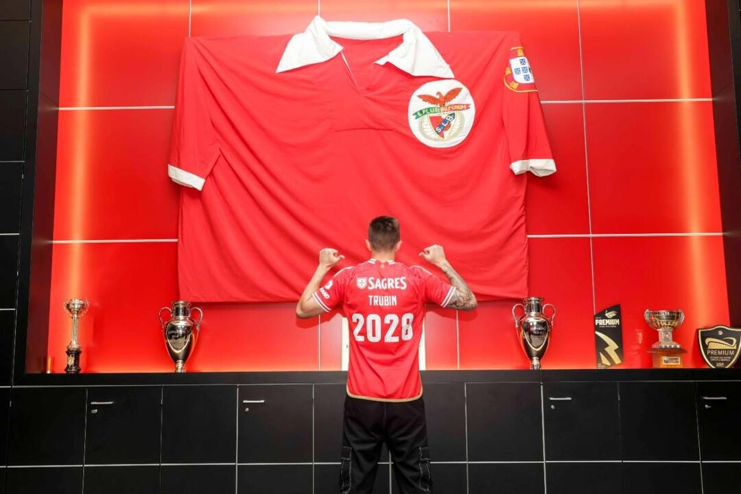 As imagens do momento em que Trubin assinou pelo Benfica - Fotogalerias - Jornal Record
