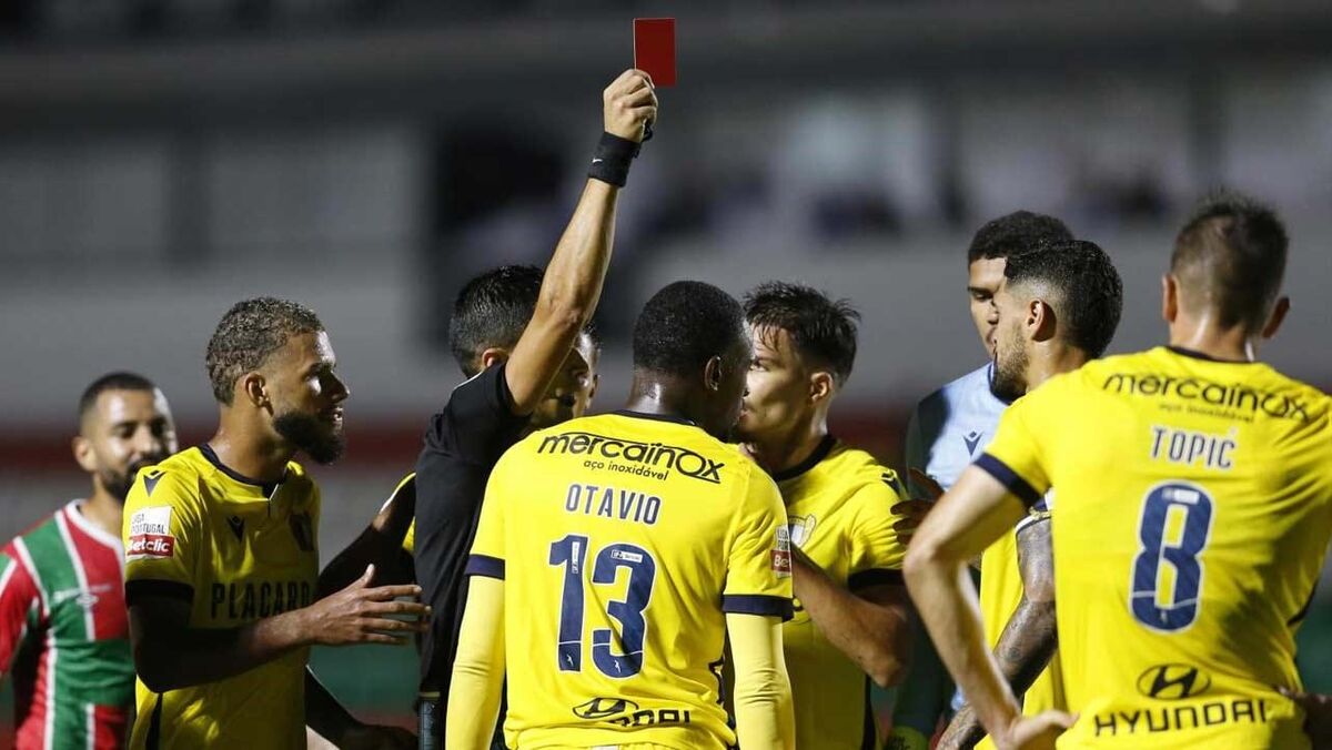 Riccieli na sexta expulsão em cinco temporadas - Famalicão - Jornal Record