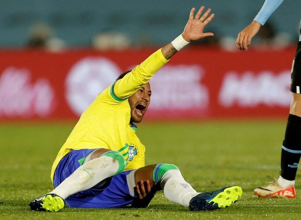 Neymar sofre lesão grave no joelho e sai do campo a chorar - Brasil ... Neymar sofre lesão grave no joelho e sai do campo a chorar - Brasil ...