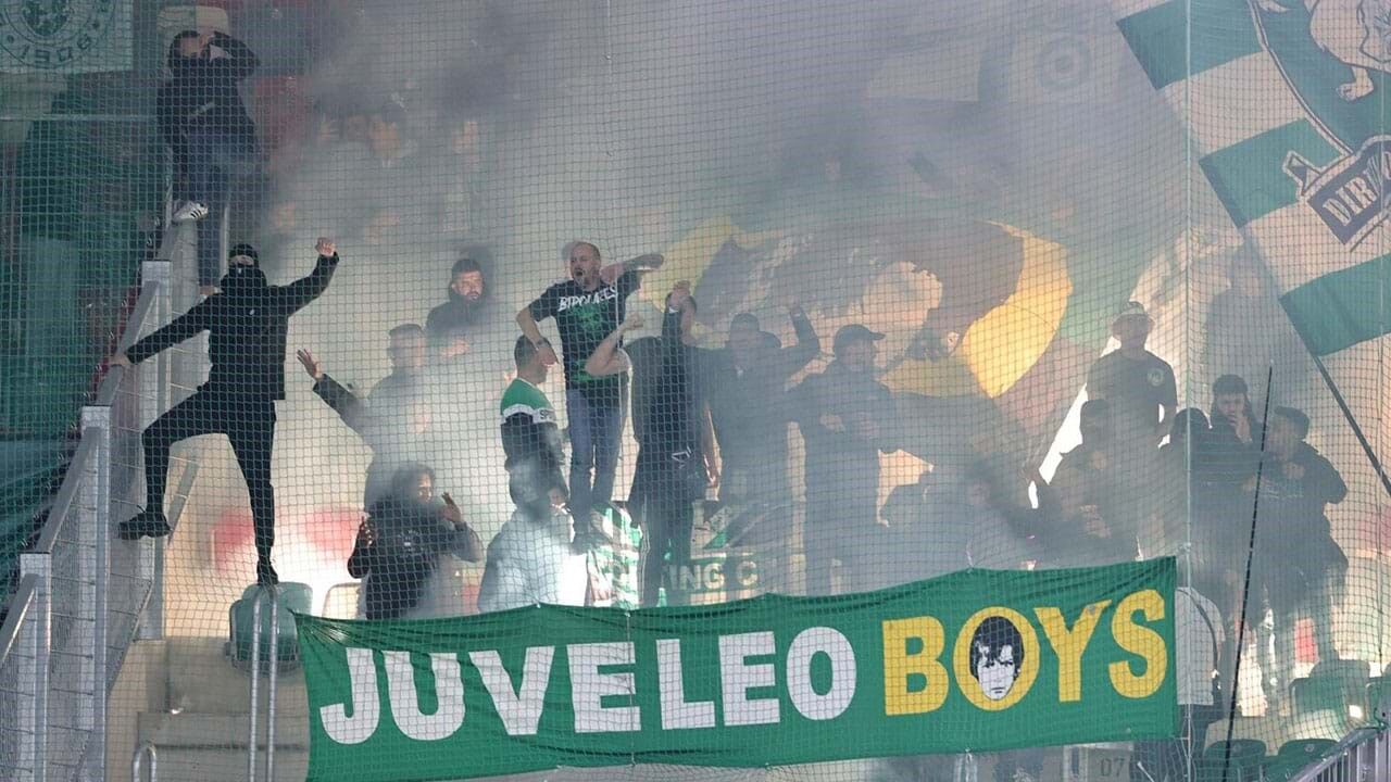 Pirotecnia dentro da caixa no início do jogo - Sporting - Jornal Record