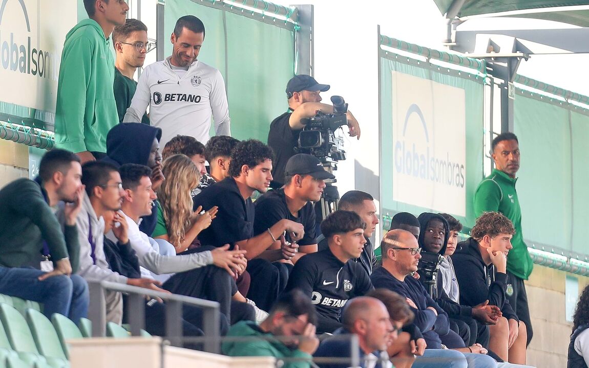 Hugo Viana, Afonso Moreira e Emanuel Ferro assistiram nas bancadas ao ...