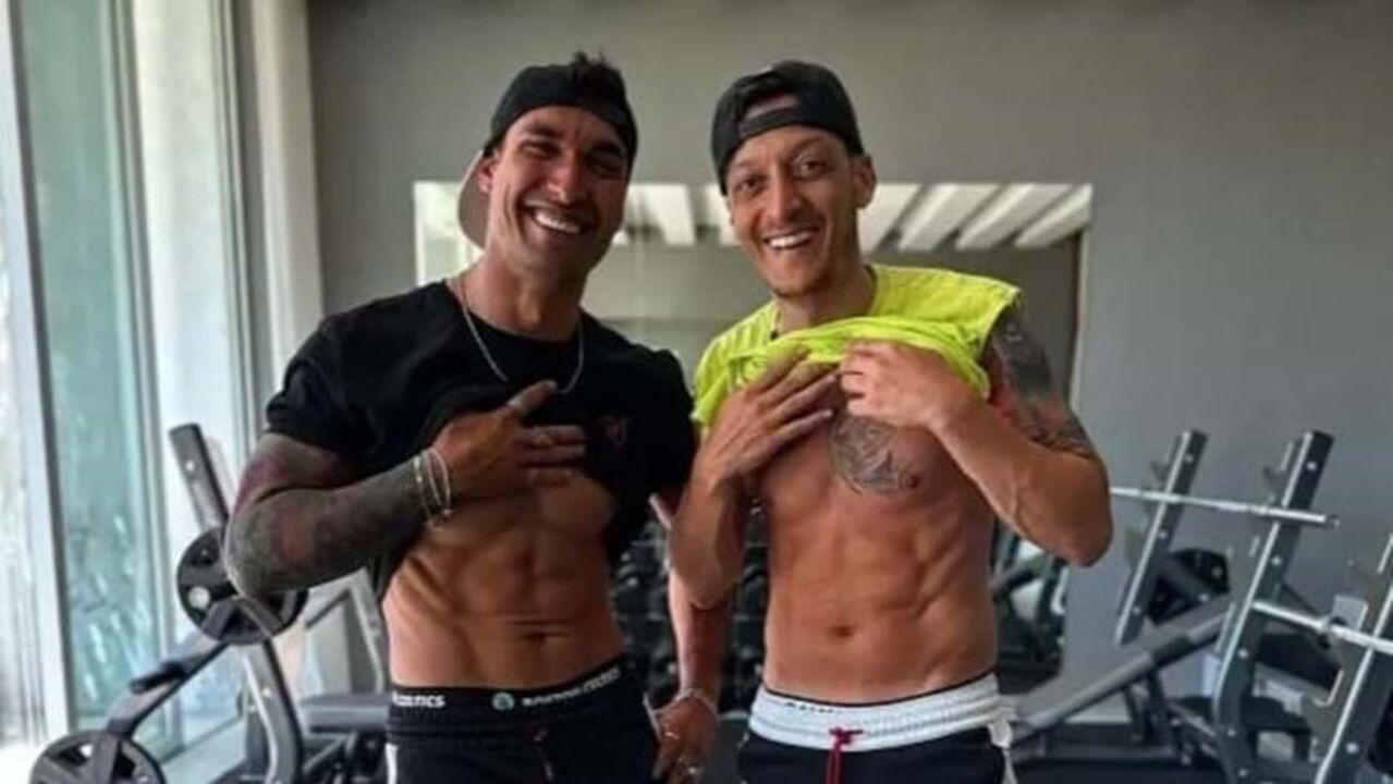 «Está um bicho»: a impressionante mudança física de Mesut Özil ...