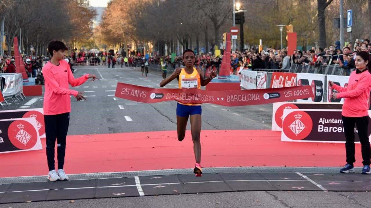 Beatrice Chebet pulveriza recorde mundial feminino dos 5 quilómetros em ...