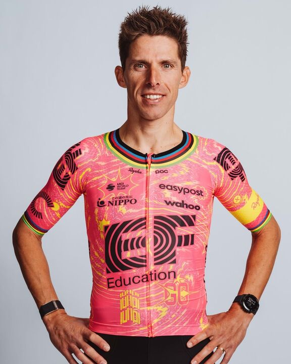Ciclista Rui Costa mostra o novo equipamento que vai usar em 2024 ...