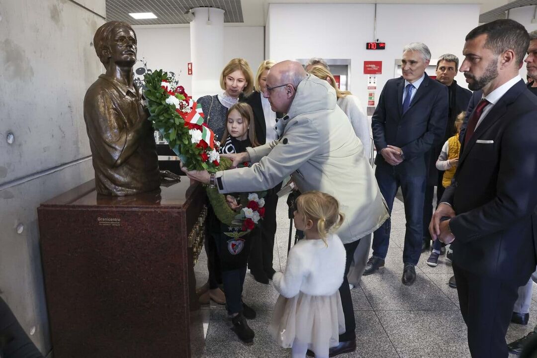 Família de Miklós Fehér na Luz para a homenagem do Benfica ao antigo ...
