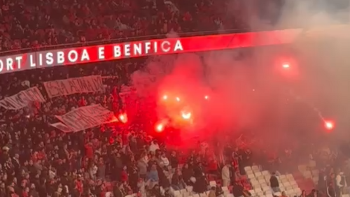 O momento em que os No Name Boys mostraram uma tarja em alemão para ...