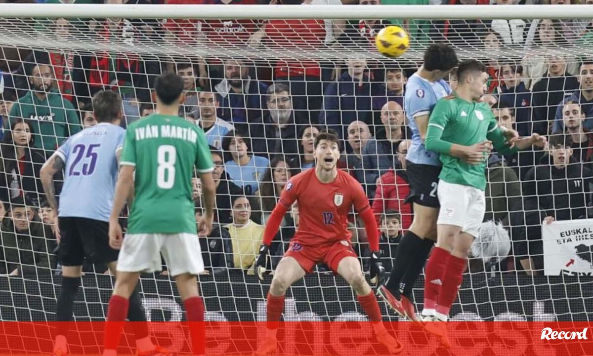 Franco Israel voltou a ser titular no Uruguai: «É um orgulho enorme ...
