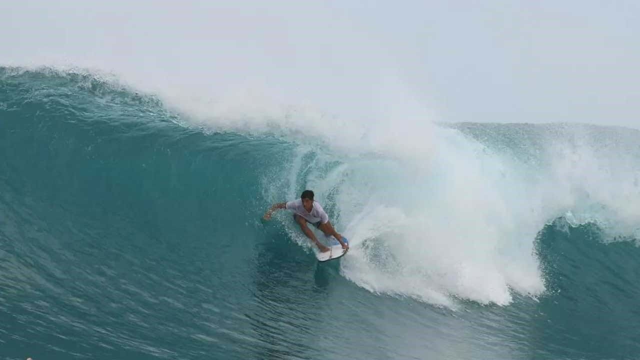 Matias Canhoto avança em Supertubos - Surf - Jornal Record