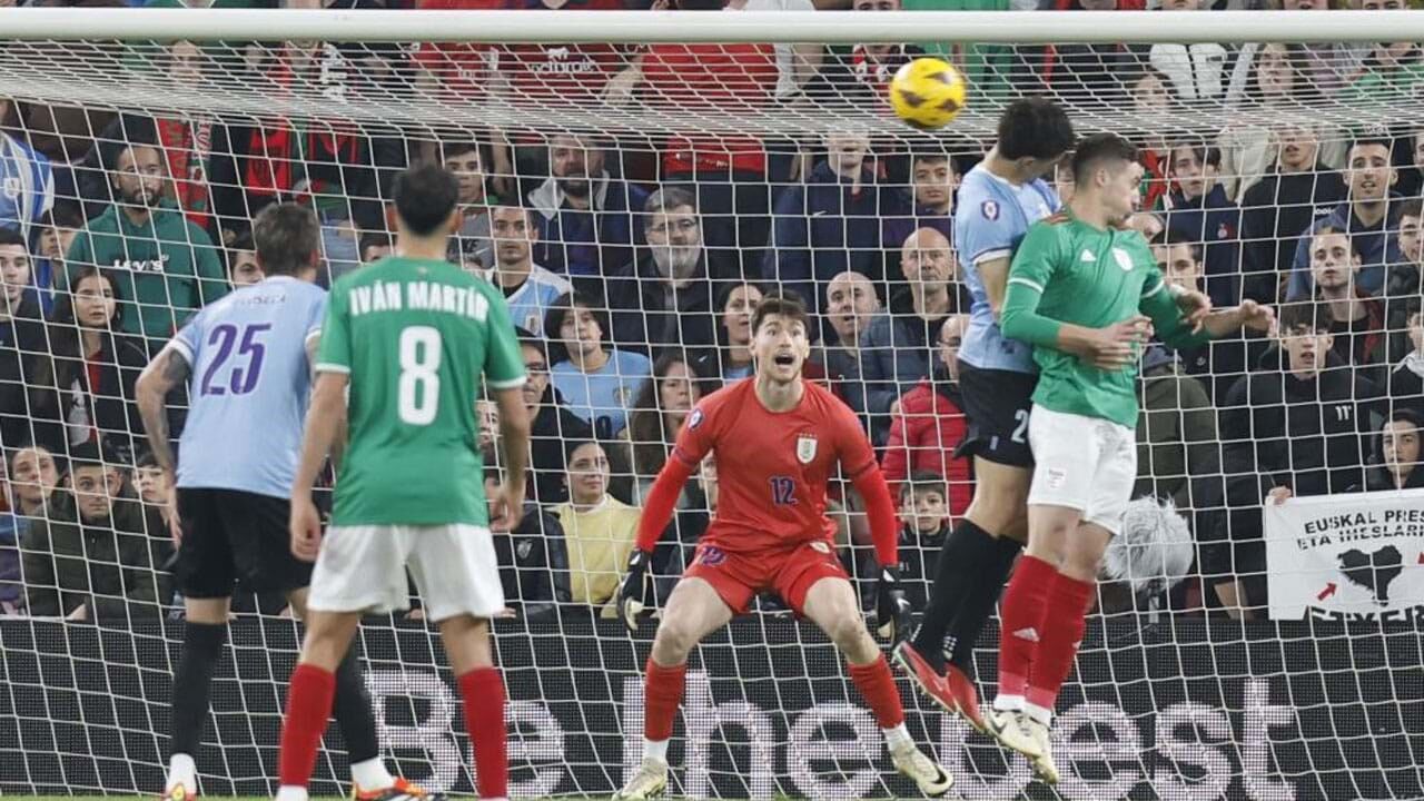 Franco Israel voltou a ser titular no Uruguai: «É um orgulho enorme ...