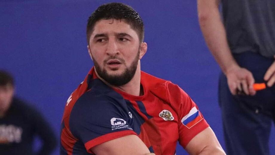 Lutador russo excluído da qualificação olímpica por apoio à guerra ...