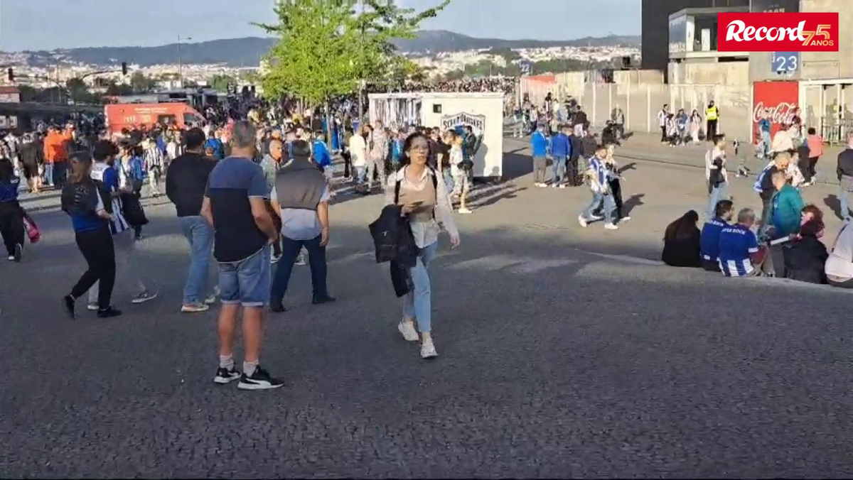 Elementos dos Super Dragões junto ao contentor da claque nas imediações ...