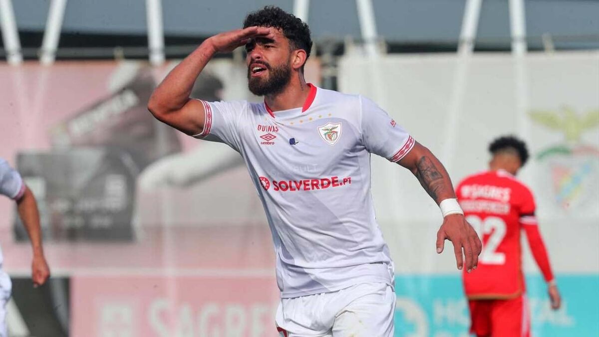 Klismahn assina em definitivo pelo Santa Clara - Santa Clara - Jornal Record