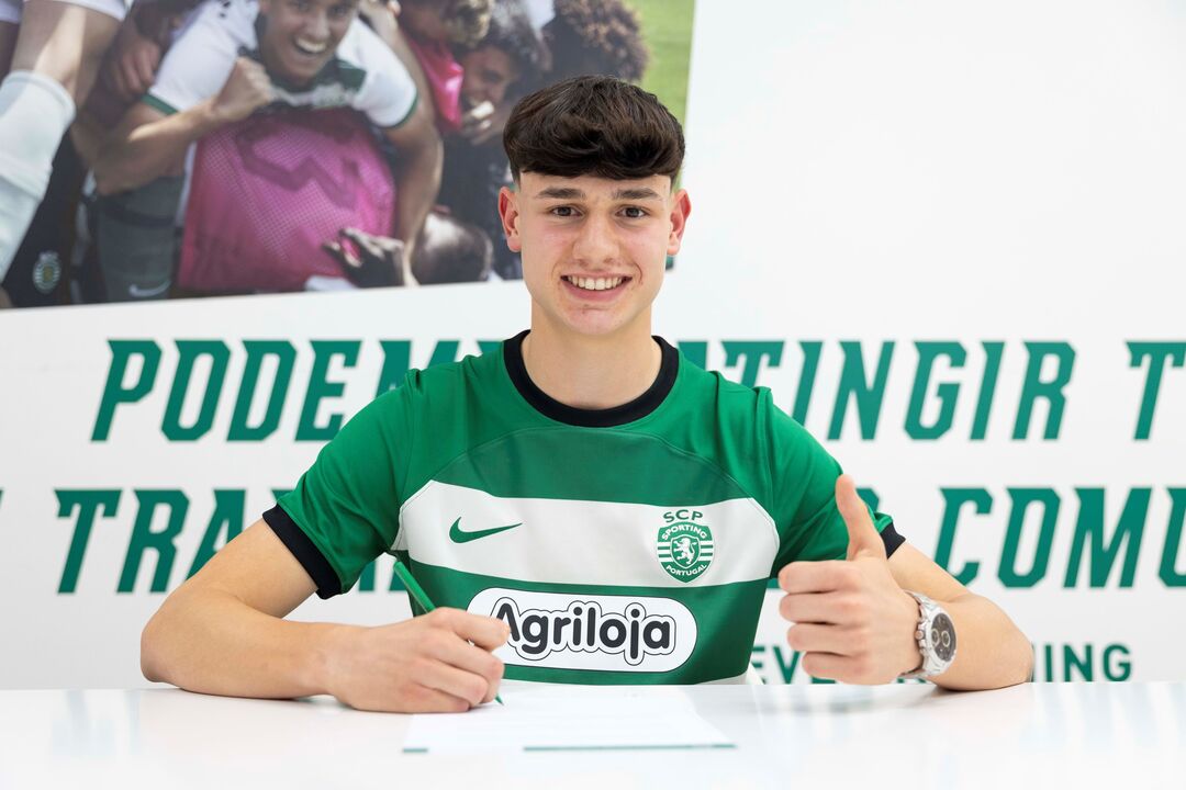 Miguel Almeida assina contrato profissional com o Sporting - Sporting ...