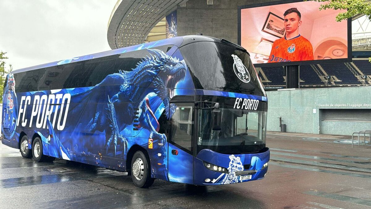 Veja a nova imagem do autocarro do FC Porto que vai seguir para o ...
