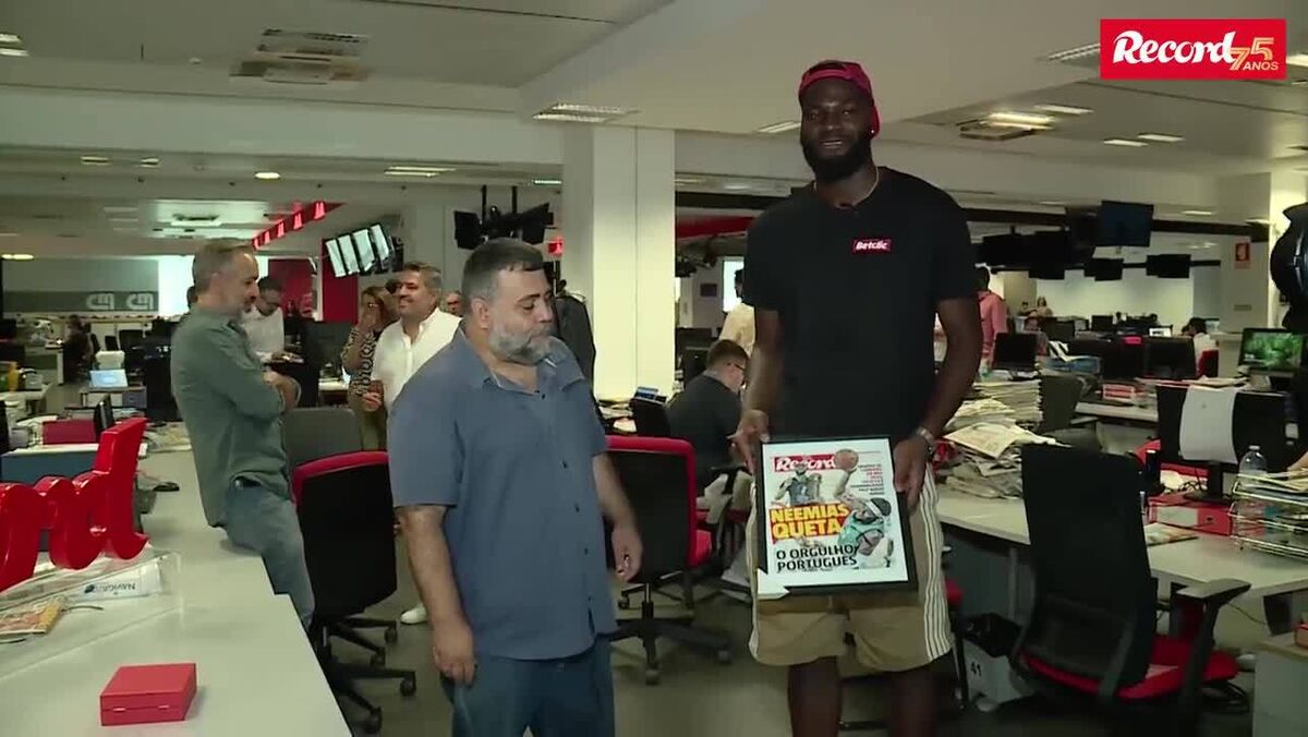 Neemias Queta homenageado na redação de Record - Vídeos - Jornal Record