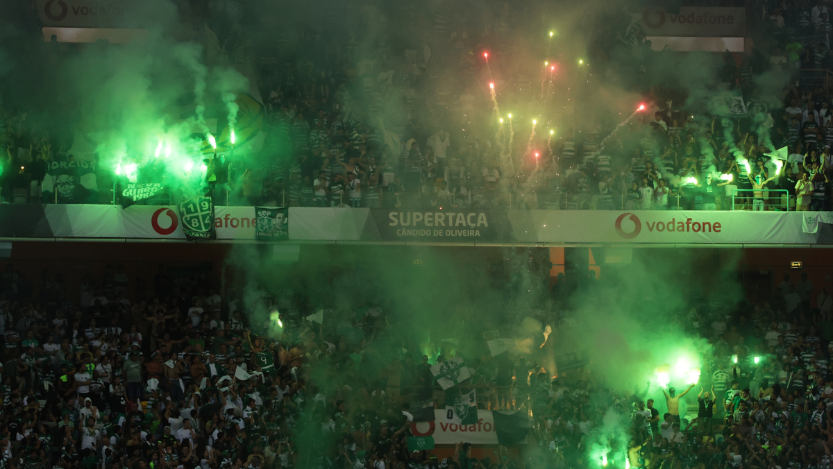 Sporting-FC Porto: tochas pararam o clássico na 1.ª parte - Supertaça ...