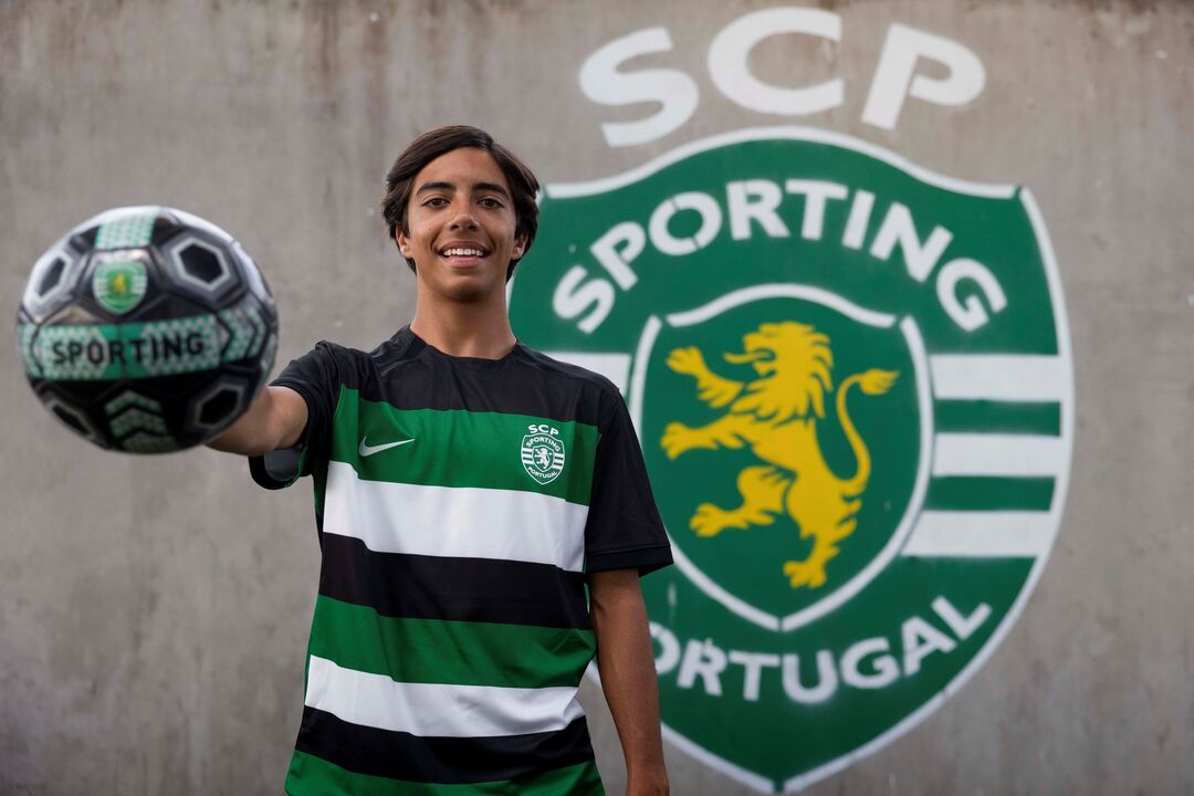 Tomás Mendes assina contrato profissional com o Sporting - Sporting ...