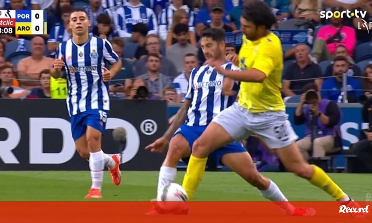 O lance da expulsão de Guven Yalcin que deixou o Arouca com 10 no ...