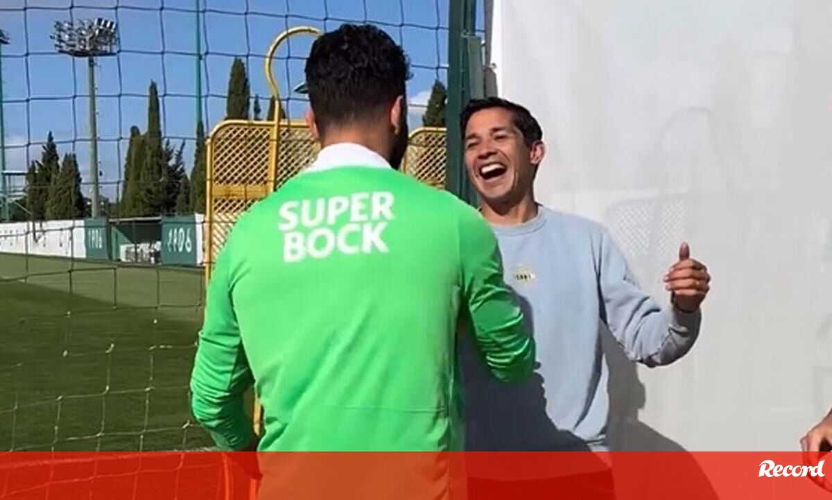 Do abraço especial à equipa técnica ao cumprimento a todos os jogadores ...