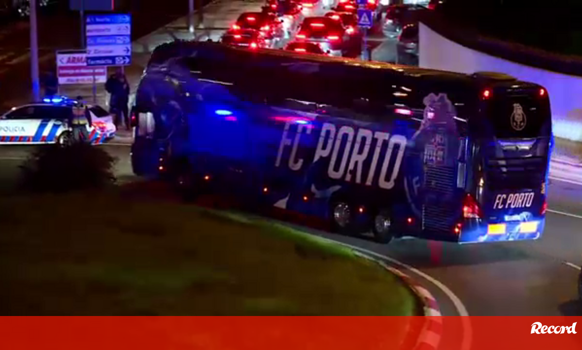 O momento em que o autocarro do FC Porto chegou ao Estádio da Luz ...