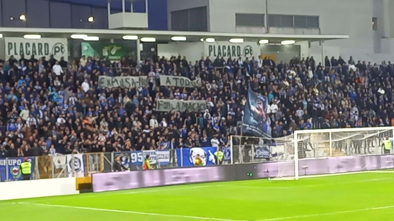 Tarja na zona das claques do FC Porto: «Expulsa-nos a todos. Força ...