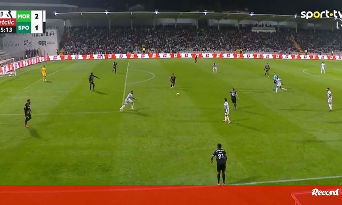 Geny 'ofereceu' a bola a Schettine num lançamento lateral e o ...