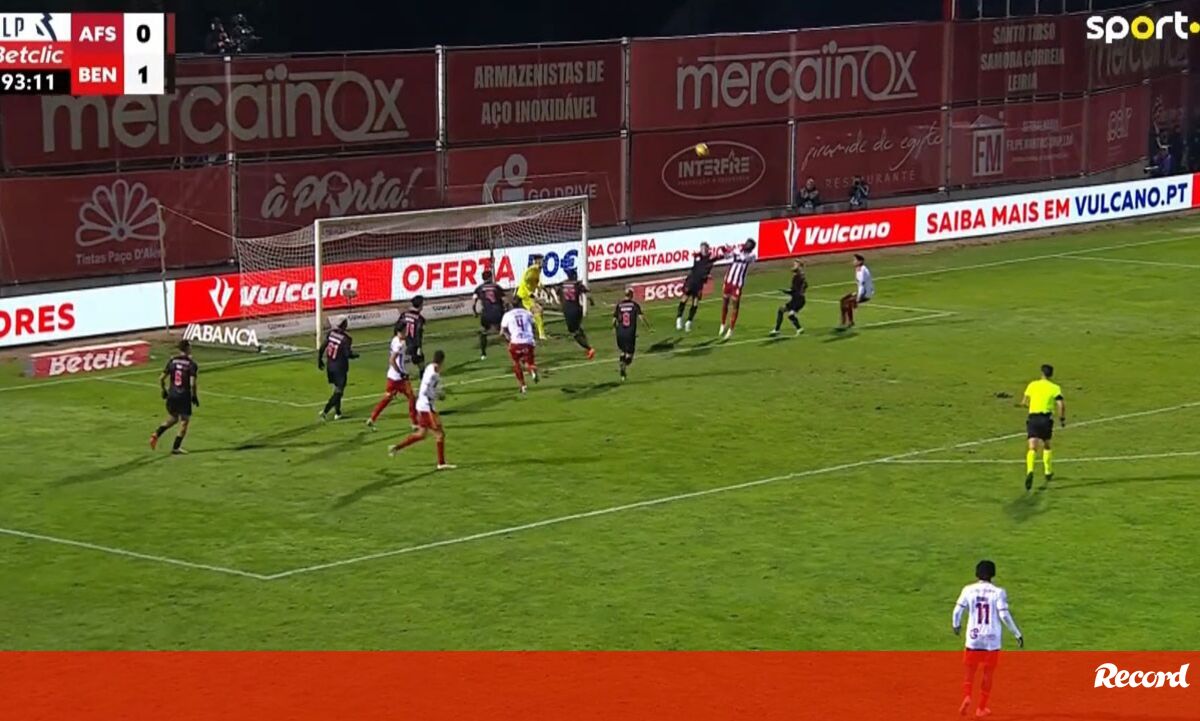 Devenish ganhou nas alturas à defesa do Benfica: o golo que deu o ...