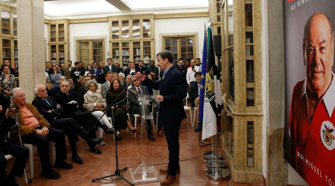 Uma lenda entre amigos: António Simões homenageado em Lisboa ...