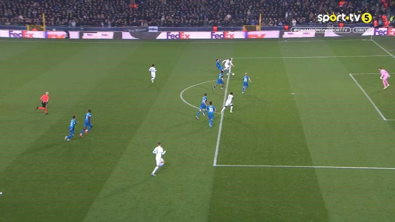 Árbitro assinalou penálti para o Sporting mas VAR reverteu e deu livre ...