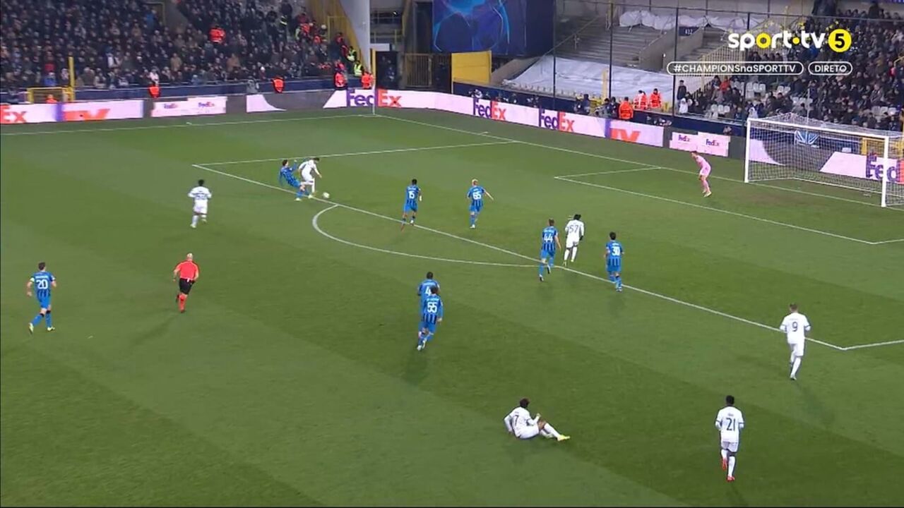 Árbitro assinalou penálti para o Sporting mas VAR reverteu e deu livre ...