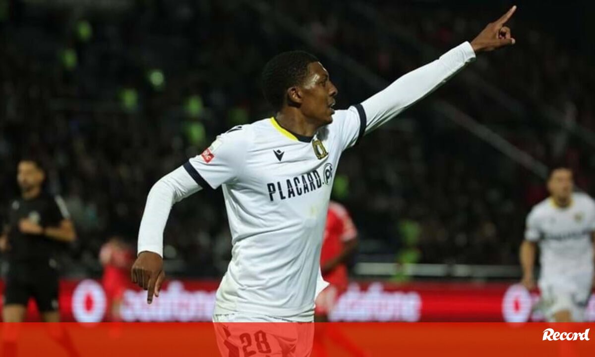 Zaydou Youssouf ficou de fora do Famalicão-E. Amadora para viajar para ...
