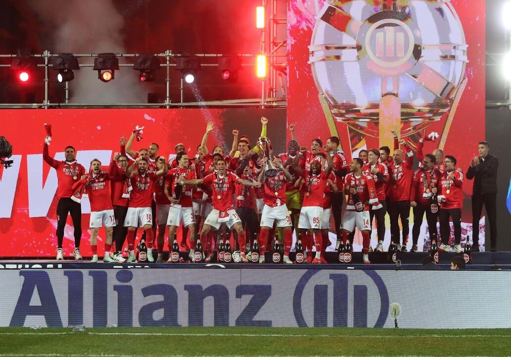 As imagens do momento em que os jogadores do Benfica levantam o troféu ...