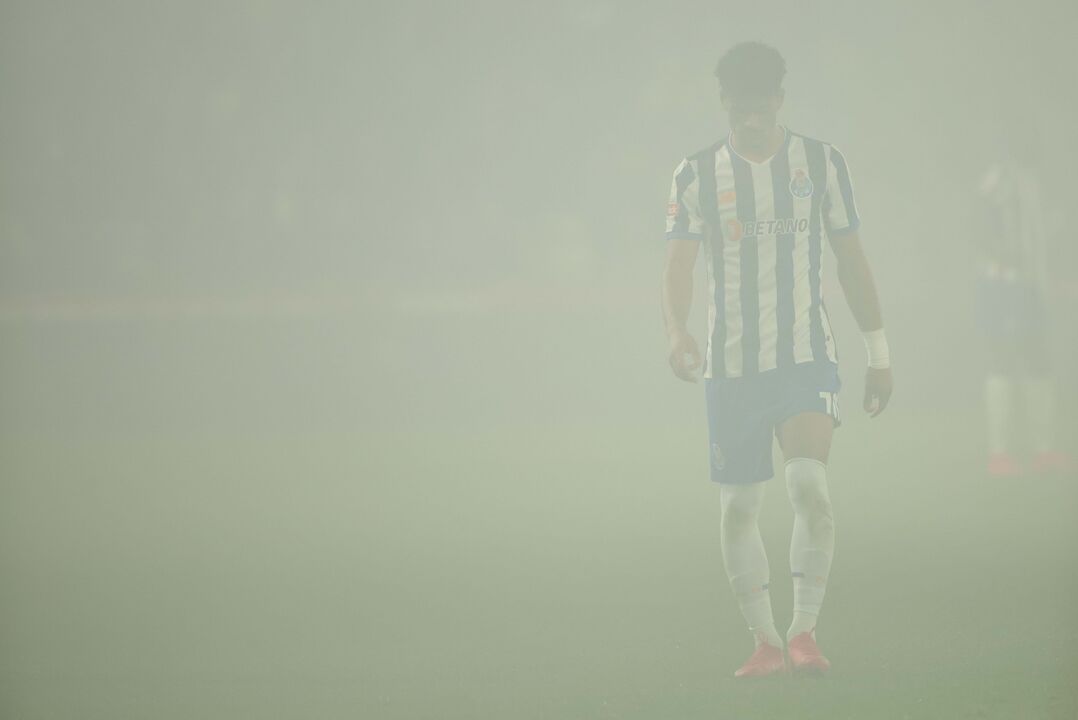 Claque do FC Porto não escondeu descontentamento e atirou tochas para o ...