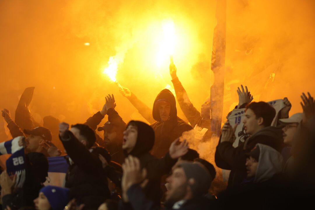 Claque do FC Porto não escondeu descontentamento e atirou tochas para o ...