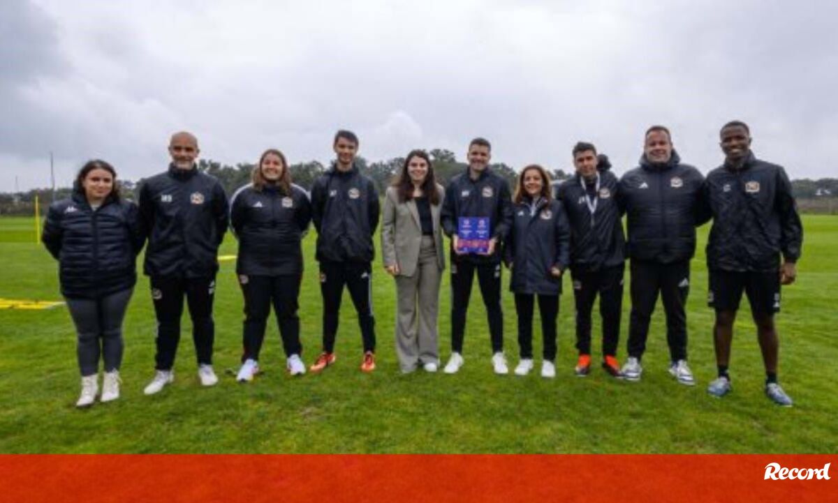 Manolo Cano e staff técnico do Racing Power premiados - Futebol Feminino - Jornal Record