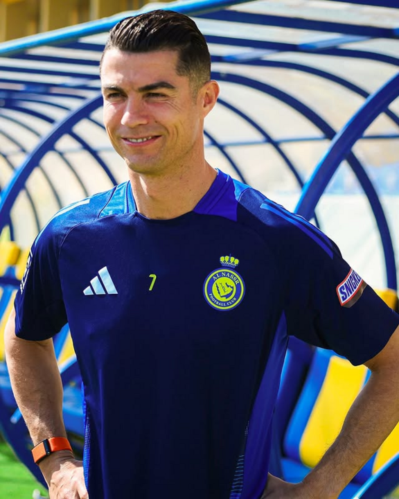 Bicicleta, Bolas de Ouro e até o 'GOAT': Al Nassr surpreende Cristiano Ronaldo com bolo de ...