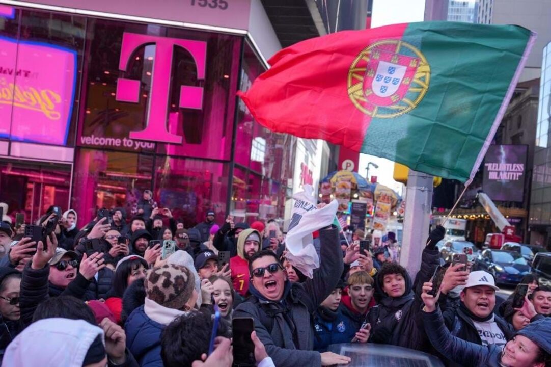 Cristiano Ronaldo 'conquista' Times Square: a estátua do craque que foi ...