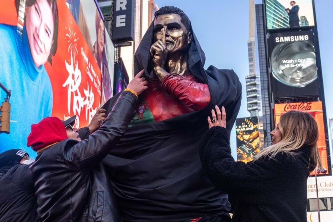 Cristiano Ronaldo 'conquista' Times Square: a estátua do craque que foi ...