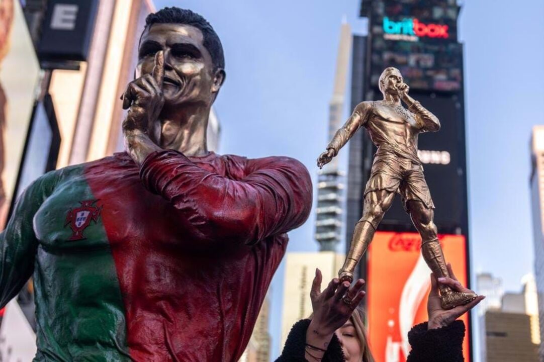 Cristiano Ronaldo 'conquista' Times Square: a estátua do craque que foi ...