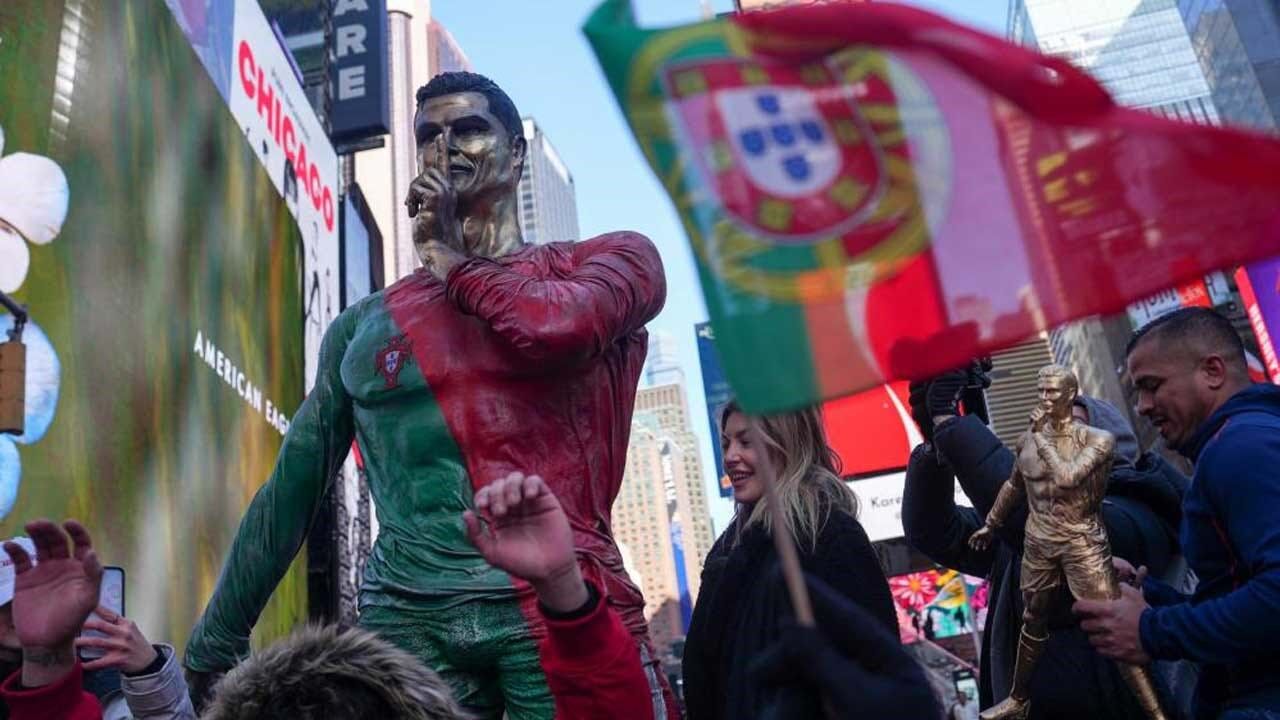 Cristiano Ronaldo 'conquista' Times Square: a estátua do craque que foi inaugurada em Nova ...