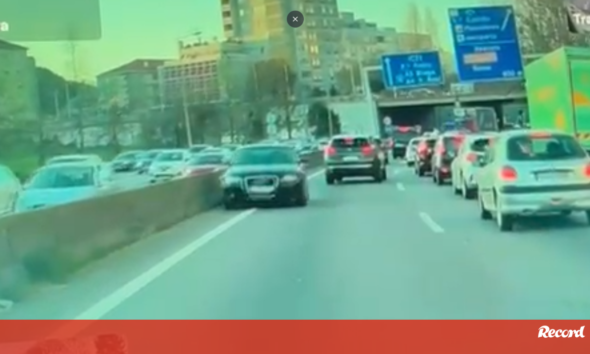 Vídeo mostra carro em fuga à PSP a circular em contramão na VCI no ...