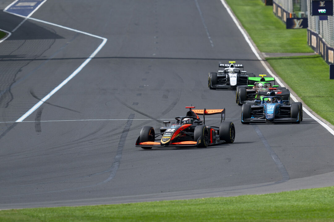 Ivan Domingues estreia-se com um 20.º lugar na Fórmula 3 ...